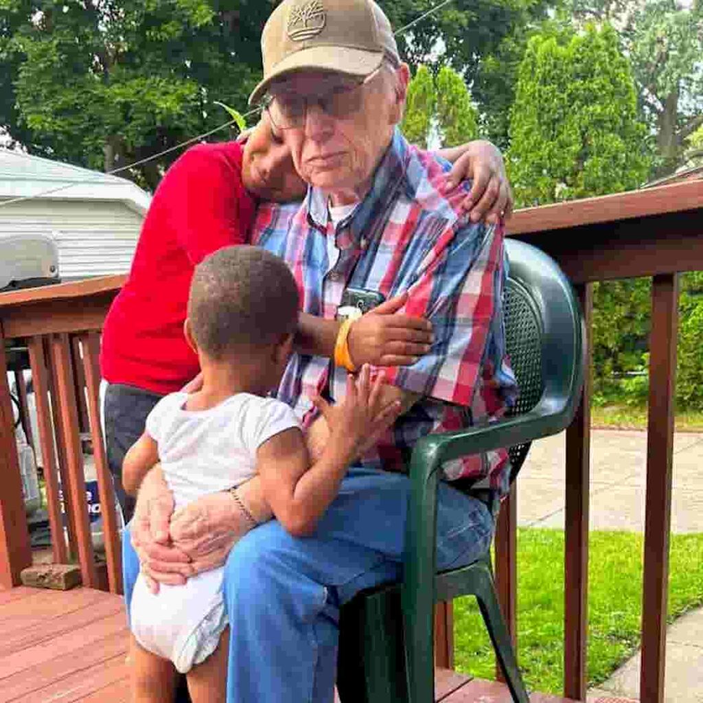 An 82-year-old man who felt alone and lost his wife chooses to assist ...